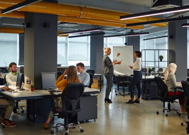 Infographic: The Dos and Don'ts of Coworking Etiquette